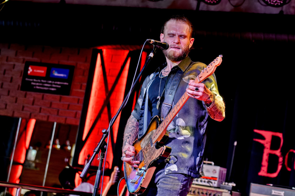 Ben Poole, přední přestavitel britské bluesové školy, to rozpálil v olomouckém Bounty ...